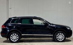 Black Volkswagen Touareg 2012 in Klaipeda, with an engine capacity of 3.60 L and mileage of 264 thousand km for 7900 €, photo 9 on AUTOMOTO.COM.LV
