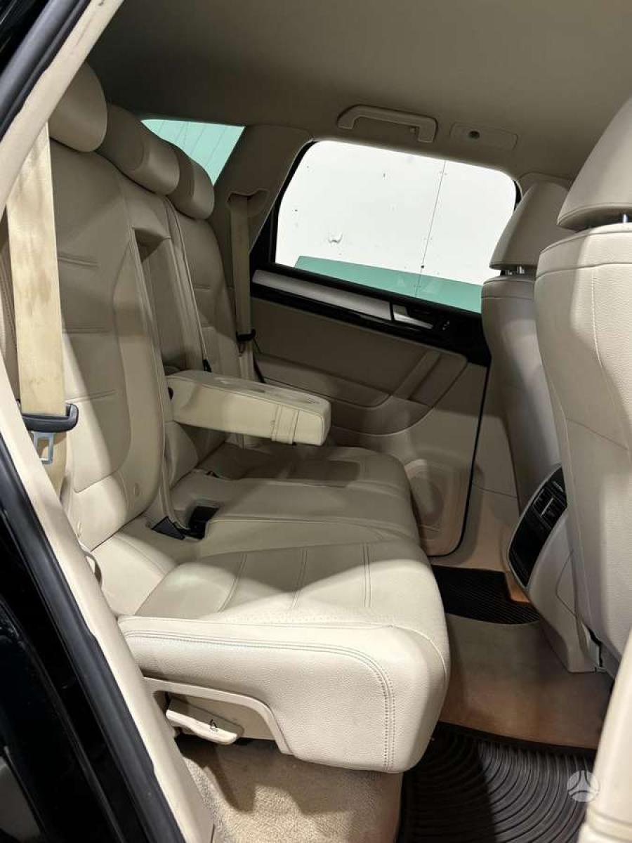 Black Volkswagen Touareg 2012 in Klaipeda, with an engine capacity of 3.60 L and mileage of 264 thousand km for 7900 €, photo 14 on AUTOMOTO.COM.LV