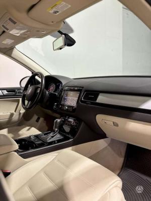 Black Volkswagen Touareg 2012 in Klaipeda, with an engine capacity of 3.60 L and mileage of 264 thousand km for 7900 €, photo 16 on AUTOMOTO.COM.LV