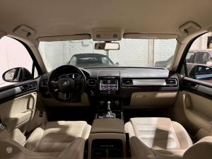 Black Volkswagen Touareg 2012 in Klaipeda, with an engine capacity of 3.60 L and mileage of 264 thousand km for 7900 €, photo 20 on AUTOMOTO.COM.LV