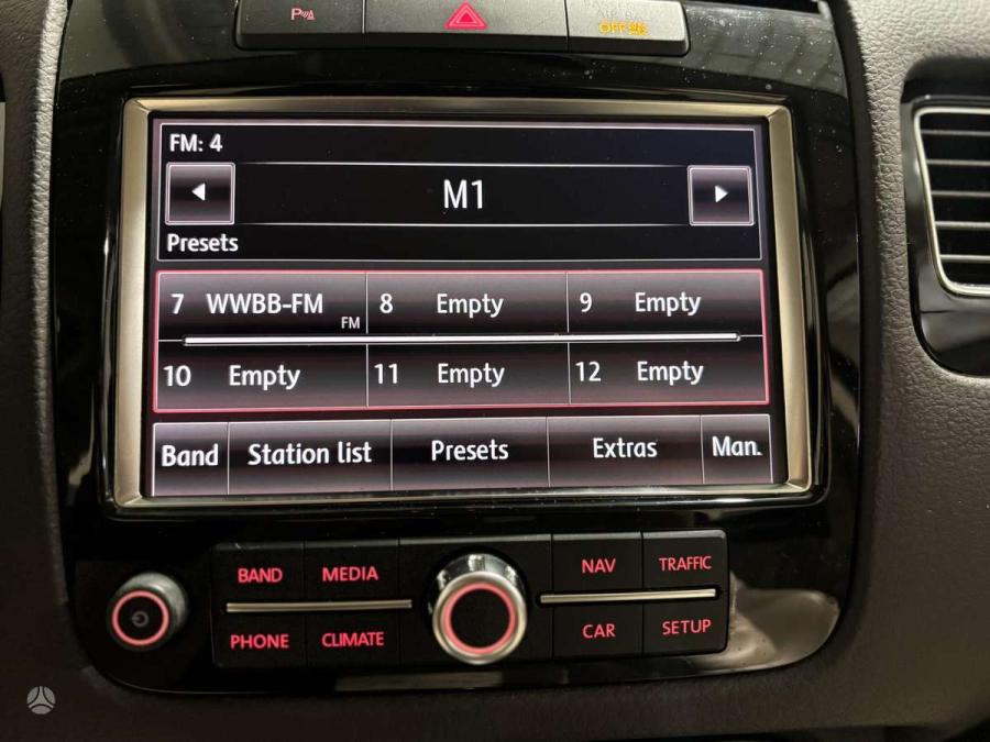Black Volkswagen Touareg 2012 in Klaipeda, with an engine capacity of 3.60 L and mileage of 264 thousand km for 7900 €, photo 22 on AUTOMOTO.COM.LV