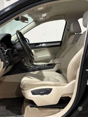 Black Volkswagen Touareg 2012 in Klaipeda, with an engine capacity of 3.60 L and mileage of 264 thousand km for 7900 €, photo 24 on AUTOMOTO.COM.LV