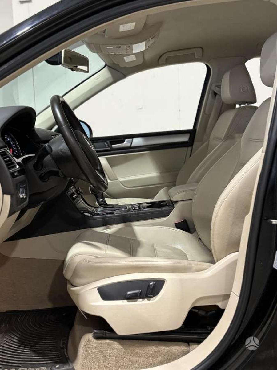 Black Volkswagen Touareg 2012 in Klaipeda, with an engine capacity of 3.60 L and mileage of 264 thousand km for 7900 €, photo 24 on AUTOMOTO.COM.LV