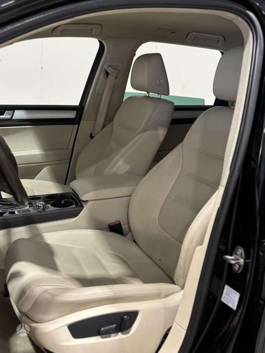 Black Volkswagen Touareg 2012 in Klaipeda, with an engine capacity of 3.60 L and mileage of 264 thousand km for 7900 €, photo 25 on AUTOMOTO.COM.LV