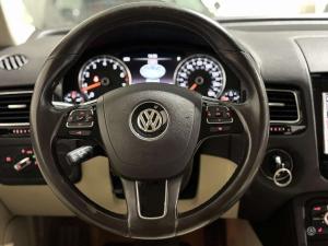 Black Volkswagen Touareg 2012 in Klaipeda, with an engine capacity of 3.60 L and mileage of 264 thousand km for 7900 €, photo 26 on AUTOMOTO.COM.LV