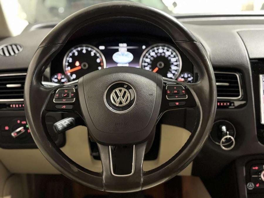 Black Volkswagen Touareg 2012 in Klaipeda, with an engine capacity of 3.60 L and mileage of 264 thousand km for 7900 €, photo 26 on AUTOMOTO.COM.LV