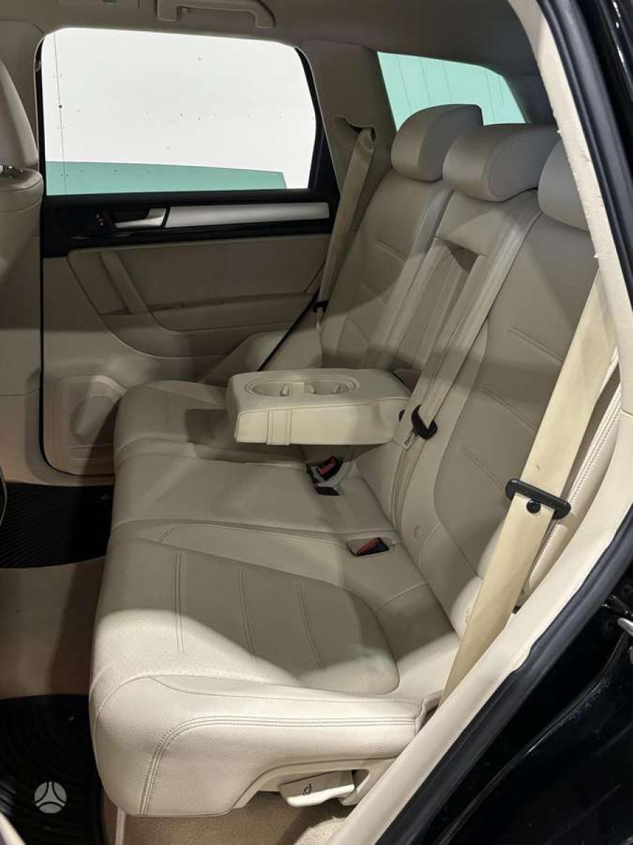 Black Volkswagen Touareg 2012 in Klaipeda, with an engine capacity of 3.60 L and mileage of 264 thousand km for 7900 €, photo 28 on AUTOMOTO.COM.LV