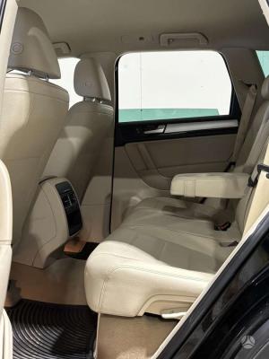 Black Volkswagen Touareg 2012 in Klaipeda, with an engine capacity of 3.60 L and mileage of 264 thousand km for 7900 €, photo 29 on AUTOMOTO.COM.LV