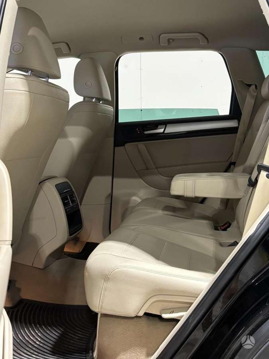 Black Volkswagen Touareg 2012 in Klaipeda, with an engine capacity of 3.60 L and mileage of 264 thousand km for 7900 €, photo 29 on AUTOMOTO.COM.LV