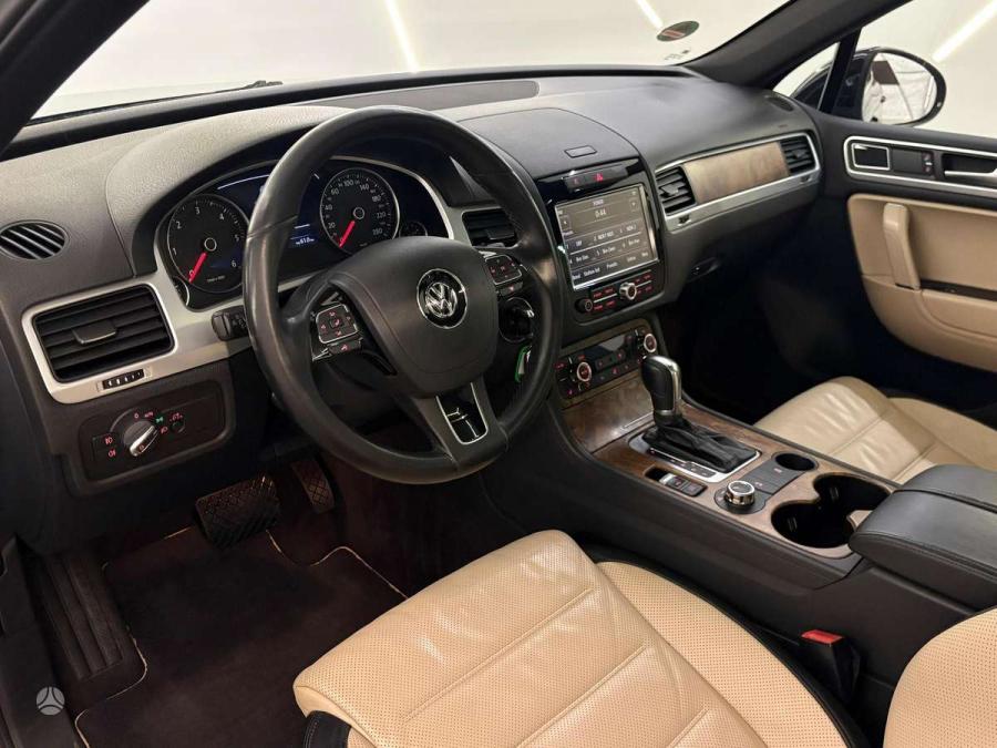 Melns Volkswagen Touareg 2012 Marijampole, ar dzinēja tilpumu 2.97 L un nobraukumu 326 tūkst. km par 12650 €, foto 3 vietnē AUTOMOTO.COM.LV