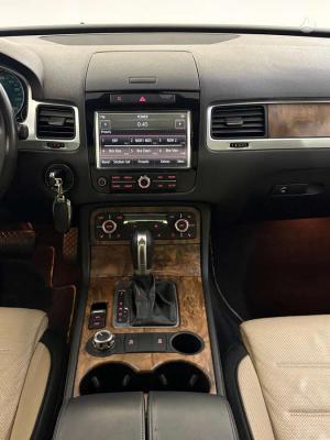 Melns Volkswagen Touareg 2012 Marijampole, ar dzinēja tilpumu 2.97 L un nobraukumu 326 tūkst. km par 12650 €, foto 6 vietnē AUTOMOTO.COM.LV