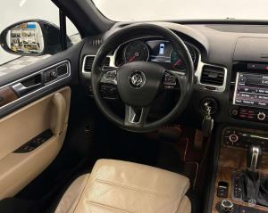 Melns Volkswagen Touareg 2012 Marijampole, ar dzinēja tilpumu 2.97 L un nobraukumu 326 tūkst. km par 12650 €, foto 10 vietnē AUTOMOTO.COM.LV