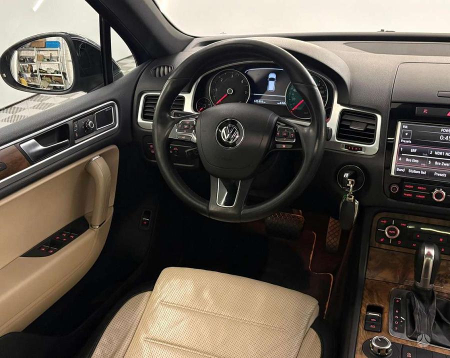 Melns Volkswagen Touareg 2012 Marijampole, ar dzinēja tilpumu 2.97 L un nobraukumu 326 tūkst. km par 12650 €, foto 10 vietnē AUTOMOTO.COM.LV