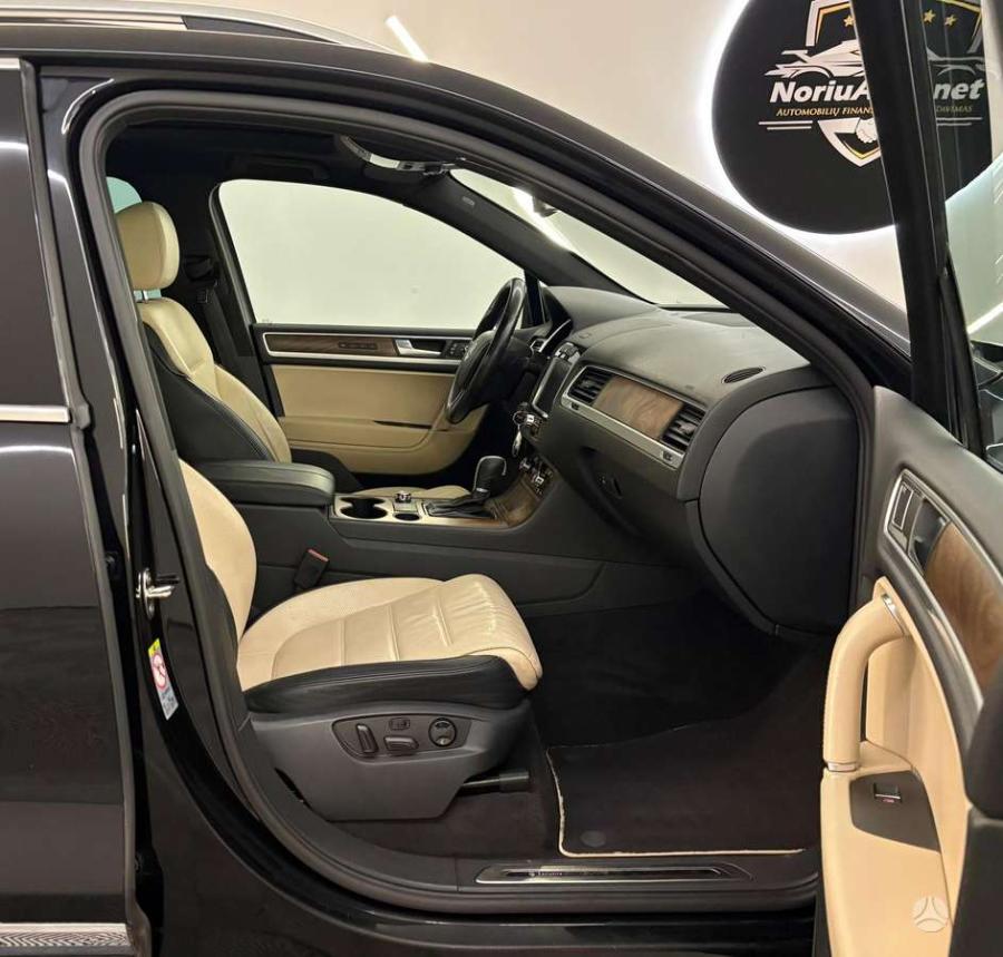 Melns Volkswagen Touareg 2012 Marijampole, ar dzinēja tilpumu 2.97 L un nobraukumu 326 tūkst. km par 12650 €, foto 11 vietnē AUTOMOTO.COM.LV