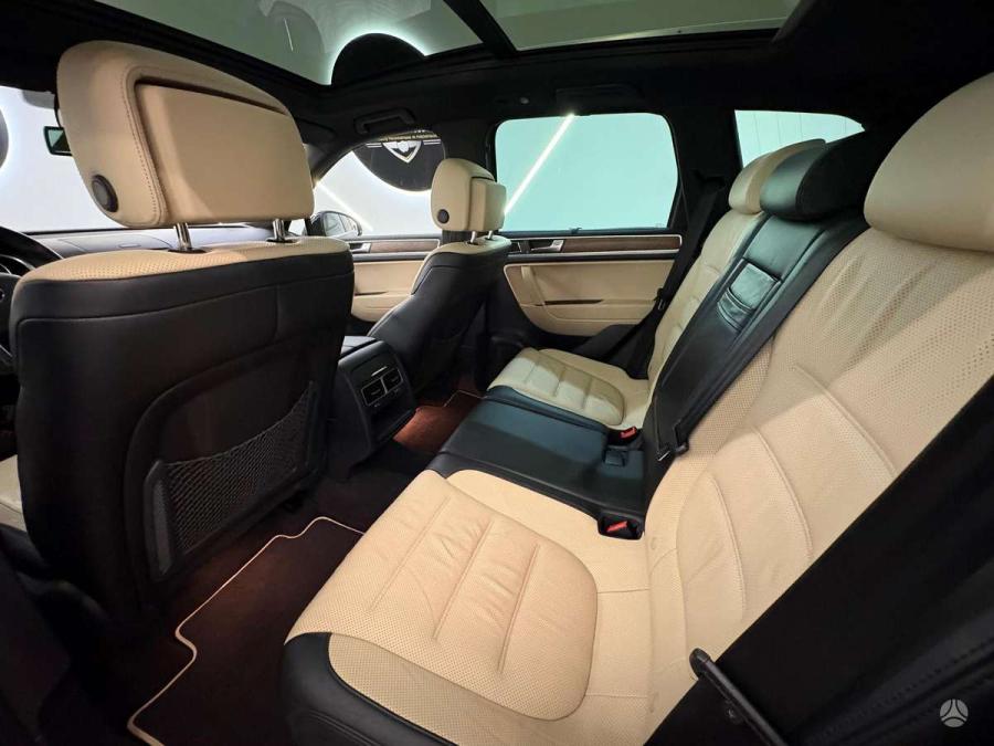 Melns Volkswagen Touareg 2012 Marijampole, ar dzinēja tilpumu 2.97 L un nobraukumu 326 tūkst. km par 12650 €, foto 15 vietnē AUTOMOTO.COM.LV
