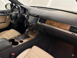 Melns Volkswagen Touareg 2012 Marijampole, ar dzinēja tilpumu 2.97 L un nobraukumu 326 tūkst. km par 12650 €, foto 25 vietnē AUTOMOTO.COM.LV