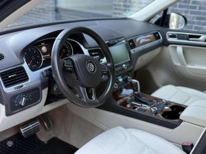 Melns Volkswagen Touareg 2012 Marijampole, ar dzinēja tilpumu 2.97 L un nobraukumu 278 tūkst. km par 13250 €, foto 22 vietnē AUTOMOTO.COM.LV
