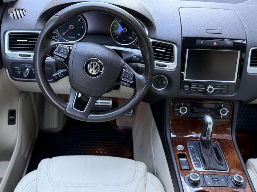Melns Volkswagen Touareg 2012 Marijampole, ar dzinēja tilpumu 2.97 L un nobraukumu 278 tūkst. km par 13250 €, foto 23 vietnē AUTOMOTO.COM.LV