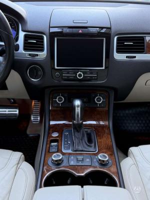 Melns Volkswagen Touareg 2012 Marijampole, ar dzinēja tilpumu 2.97 L un nobraukumu 278 tūkst. km par 13250 €, foto 29 vietnē AUTOMOTO.COM.LV