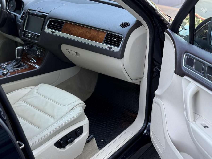 Melns Volkswagen Touareg 2012 Marijampole, ar dzinēja tilpumu 2.97 L un nobraukumu 278 tūkst. km par 13250 €, foto 30 vietnē AUTOMOTO.COM.LV