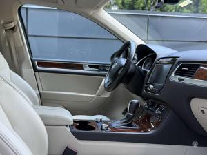 Melns Volkswagen Touareg 2012 Marijampole, ar dzinēja tilpumu 2.97 L un nobraukumu 278 tūkst. km par 13250 €, foto 32 vietnē AUTOMOTO.COM.LV