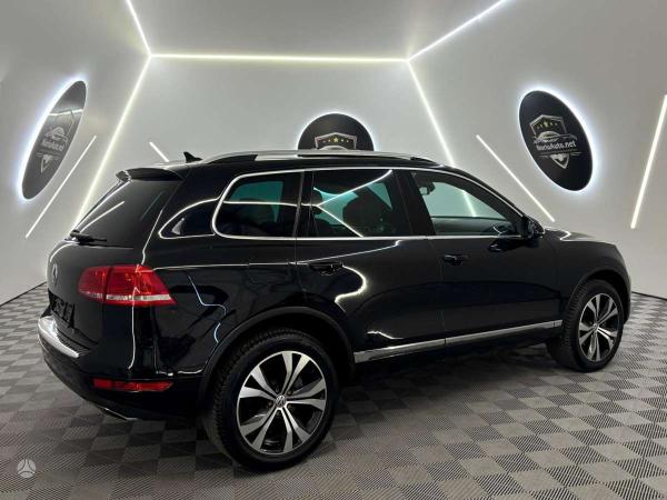 Black Volkswagen Touareg 2012 in Marijampole, with an engine capacity of 2.97 L and mileage of 326 thousand km for 11999 €, photo 8 on AUTOMOTO.COM.LV