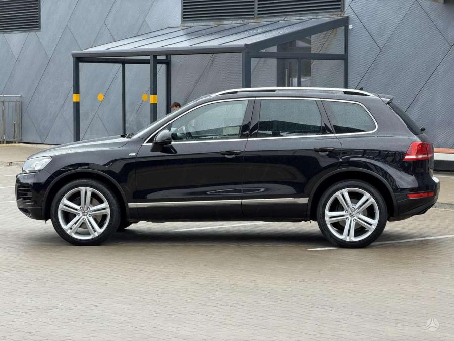 Melns Volkswagen Touareg 2012 Jonava, ar dzinēja tilpumu 4.13 L un nobraukumu 299 tūkst. km par 11900 €, foto 5 vietnē AUTOMOTO.COM.LV