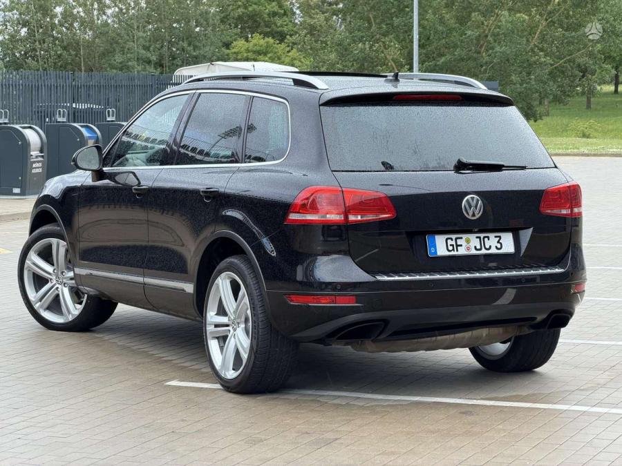 Melns Volkswagen Touareg 2012 Jonava, ar dzinēja tilpumu 4.13 L un nobraukumu 299 tūkst. km par 11900 €, foto 6 vietnē AUTOMOTO.COM.LV