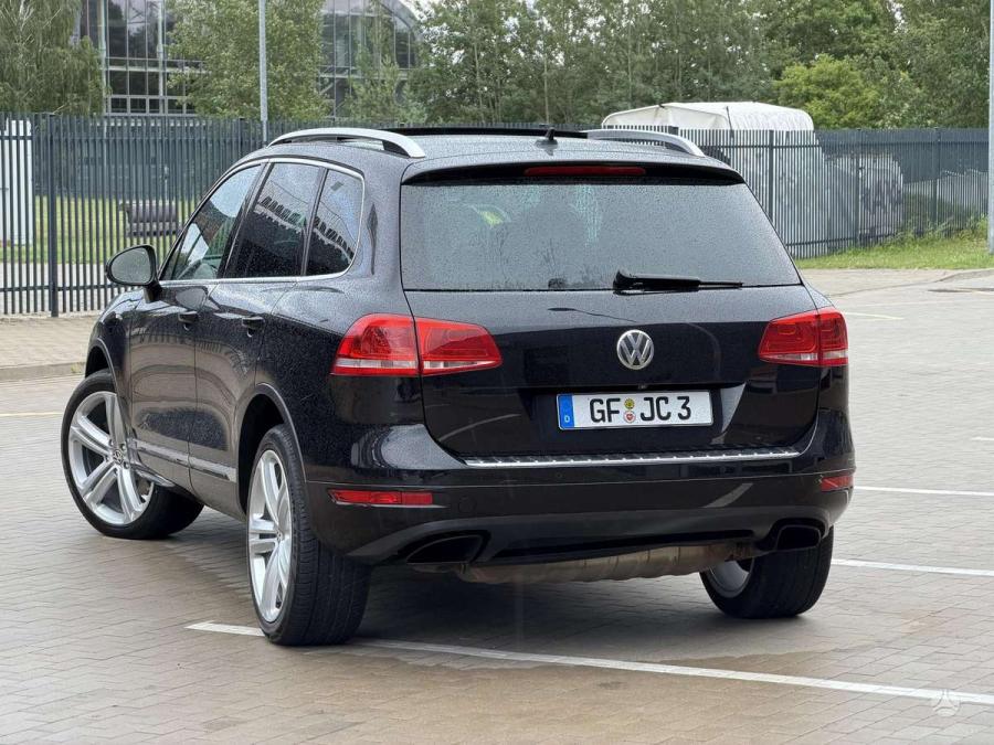 Melns Volkswagen Touareg 2012 Jonava, ar dzinēja tilpumu 4.13 L un nobraukumu 299 tūkst. km par 11900 €, foto 7 vietnē AUTOMOTO.COM.LV