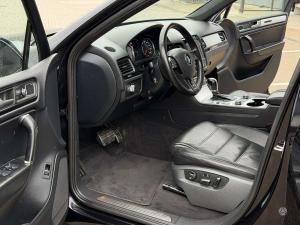 Melns Volkswagen Touareg 2012 Jonava, ar dzinēja tilpumu 4.13 L un nobraukumu 299 tūkst. km par 11900 €, foto 17 vietnē AUTOMOTO.COM.LV