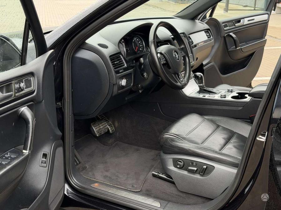 Melns Volkswagen Touareg 2012 Jonava, ar dzinēja tilpumu 4.13 L un nobraukumu 299 tūkst. km par 11900 €, foto 17 vietnē AUTOMOTO.COM.LV