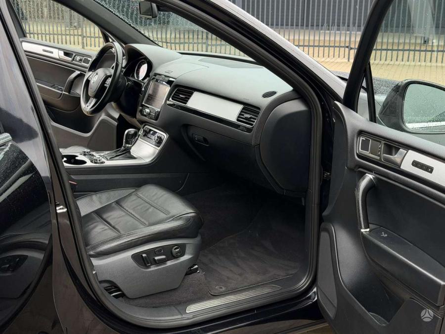 Melns Volkswagen Touareg 2012 Jonava, ar dzinēja tilpumu 4.13 L un nobraukumu 299 tūkst. km par 11900 €, foto 18 vietnē AUTOMOTO.COM.LV