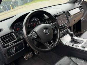 Melns Volkswagen Touareg 2012 Jonava, ar dzinēja tilpumu 4.13 L un nobraukumu 299 tūkst. km par 11900 €, foto 21 vietnē AUTOMOTO.COM.LV