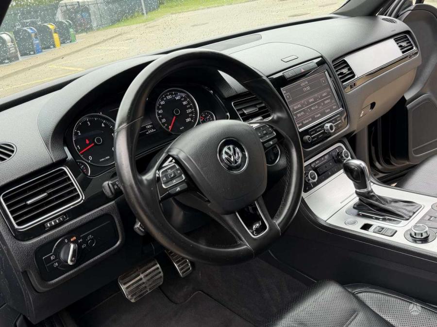 Melns Volkswagen Touareg 2012 Jonava, ar dzinēja tilpumu 4.13 L un nobraukumu 299 tūkst. km par 11900 €, foto 21 vietnē AUTOMOTO.COM.LV