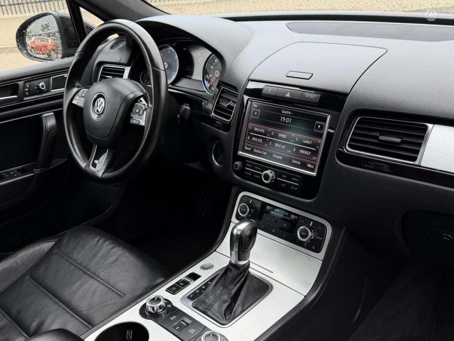 Melns Volkswagen Touareg 2012 Jonava, ar dzinēja tilpumu 4.13 L un nobraukumu 299 tūkst. km par 11900 €, foto 23 vietnē AUTOMOTO.COM.LV