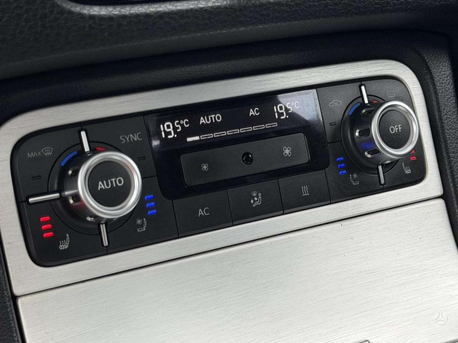 Melns Volkswagen Touareg 2012 Jonava, ar dzinēja tilpumu 4.13 L un nobraukumu 299 tūkst. km par 11900 €, foto 26 vietnē AUTOMOTO.COM.LV