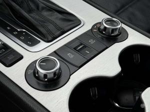 Melns Volkswagen Touareg 2012 Jonava, ar dzinēja tilpumu 4.13 L un nobraukumu 299 tūkst. km par 11900 €, foto 30 vietnē AUTOMOTO.COM.LV