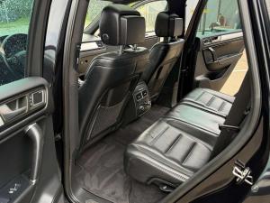 Melns Volkswagen Touareg 2012 Jonava, ar dzinēja tilpumu 4.13 L un nobraukumu 299 tūkst. km par 11900 €, foto 34 vietnē AUTOMOTO.COM.LV
