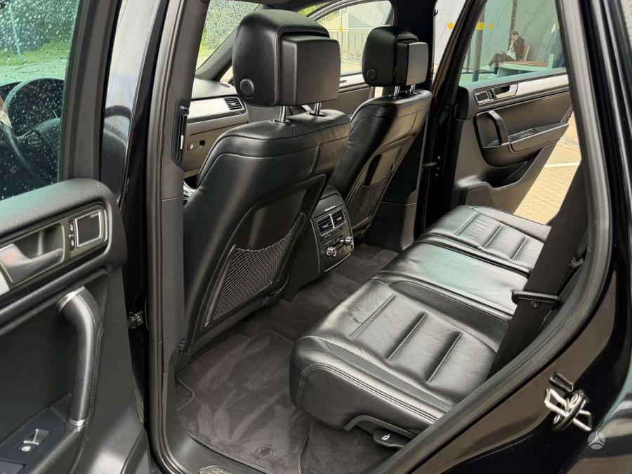 Melns Volkswagen Touareg 2012 Jonava, ar dzinēja tilpumu 4.13 L un nobraukumu 299 tūkst. km par 11900 €, foto 34 vietnē AUTOMOTO.COM.LV