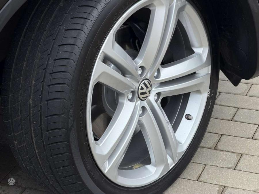 Melns Volkswagen Touareg 2012 Jonava, ar dzinēja tilpumu 4.13 L un nobraukumu 299 tūkst. km par 11900 €, foto 40 vietnē AUTOMOTO.COM.LV