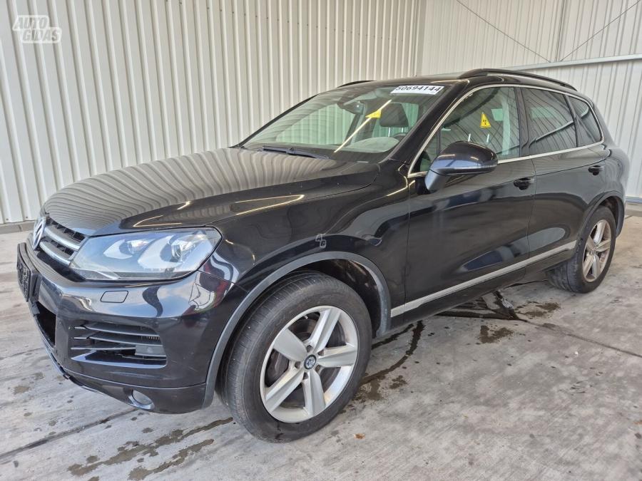Black Volkswagen Touareg 2012 in Vilnius, with an engine capacity of 3.00 L and mileage of 225 thousand km for 10200 €, photo 3 on AUTOMOTO.COM.LV