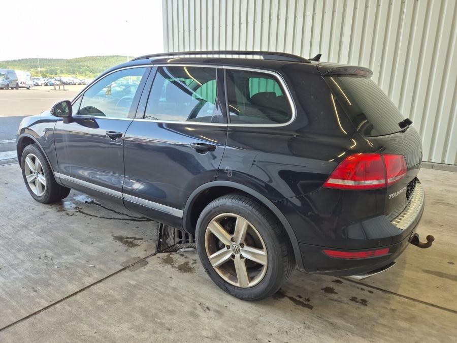 Black Volkswagen Touareg 2012 in Vilnius, with an engine capacity of 3.00 L and mileage of 225 thousand km for 10200 €, photo 4 on AUTOMOTO.COM.LV