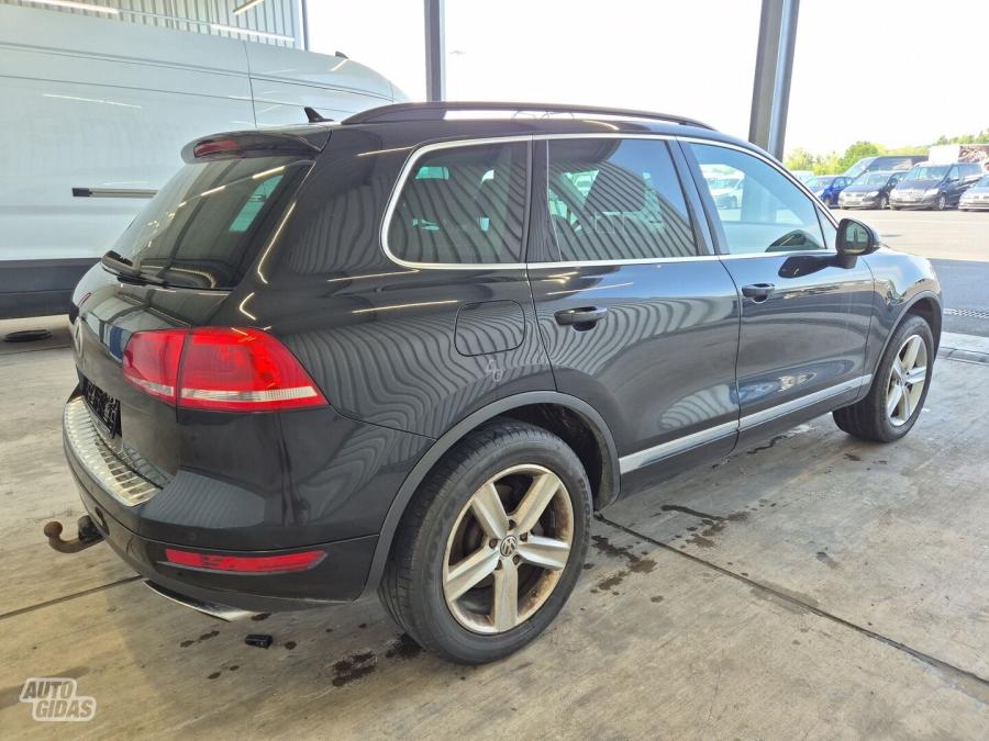 Black Volkswagen Touareg 2012 in Vilnius, with an engine capacity of 3.00 L and mileage of 225 thousand km for 10200 €, photo 5 on AUTOMOTO.COM.LV