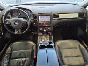 Black Volkswagen Touareg 2012 in Vilnius, with an engine capacity of 3.00 L and mileage of 225 thousand km for 10200 €, photo 6 on AUTOMOTO.COM.LV