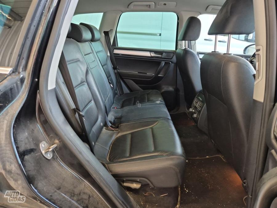 Black Volkswagen Touareg 2012 in Vilnius, with an engine capacity of 3.00 L and mileage of 225 thousand km for 10200 €, photo 7 on AUTOMOTO.COM.LV