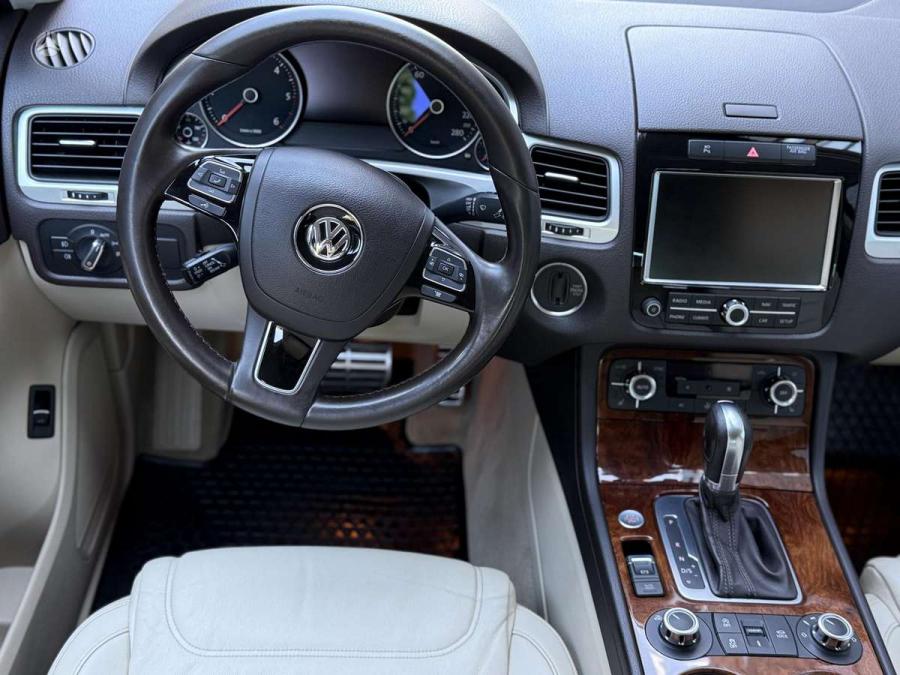 Melns Volkswagen Touareg 2012 Marijampole, ar dzinēja tilpumu 2.97 L un nobraukumu 278 tūkst. km par 13250 €, foto 23 vietnē AUTOMOTO.COM.LV