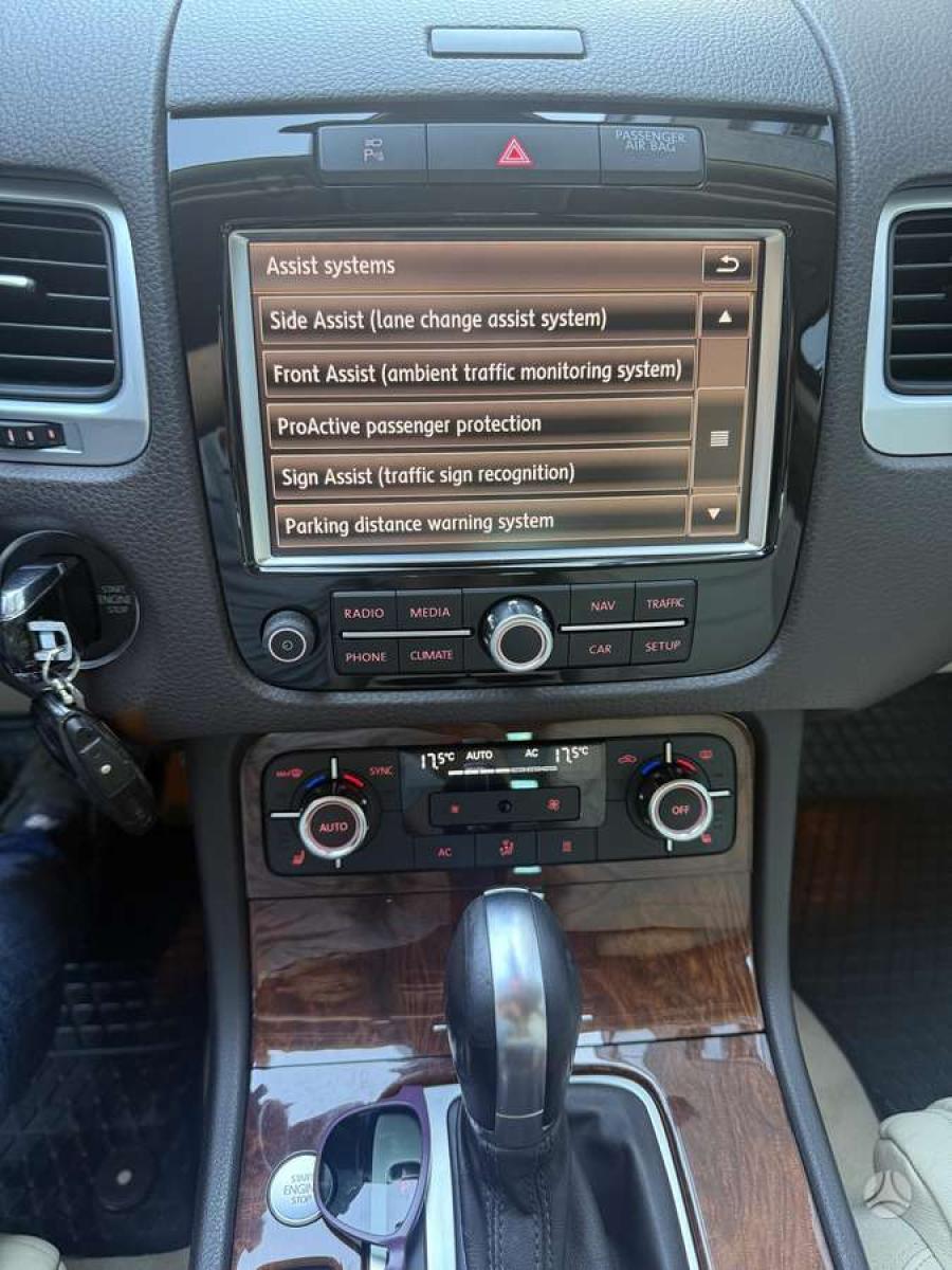 Melns Volkswagen Touareg 2012 Marijampole, ar dzinēja tilpumu 2.97 L un nobraukumu 278 tūkst. km par 13250 €, foto 29 vietnē AUTOMOTO.COM.LV