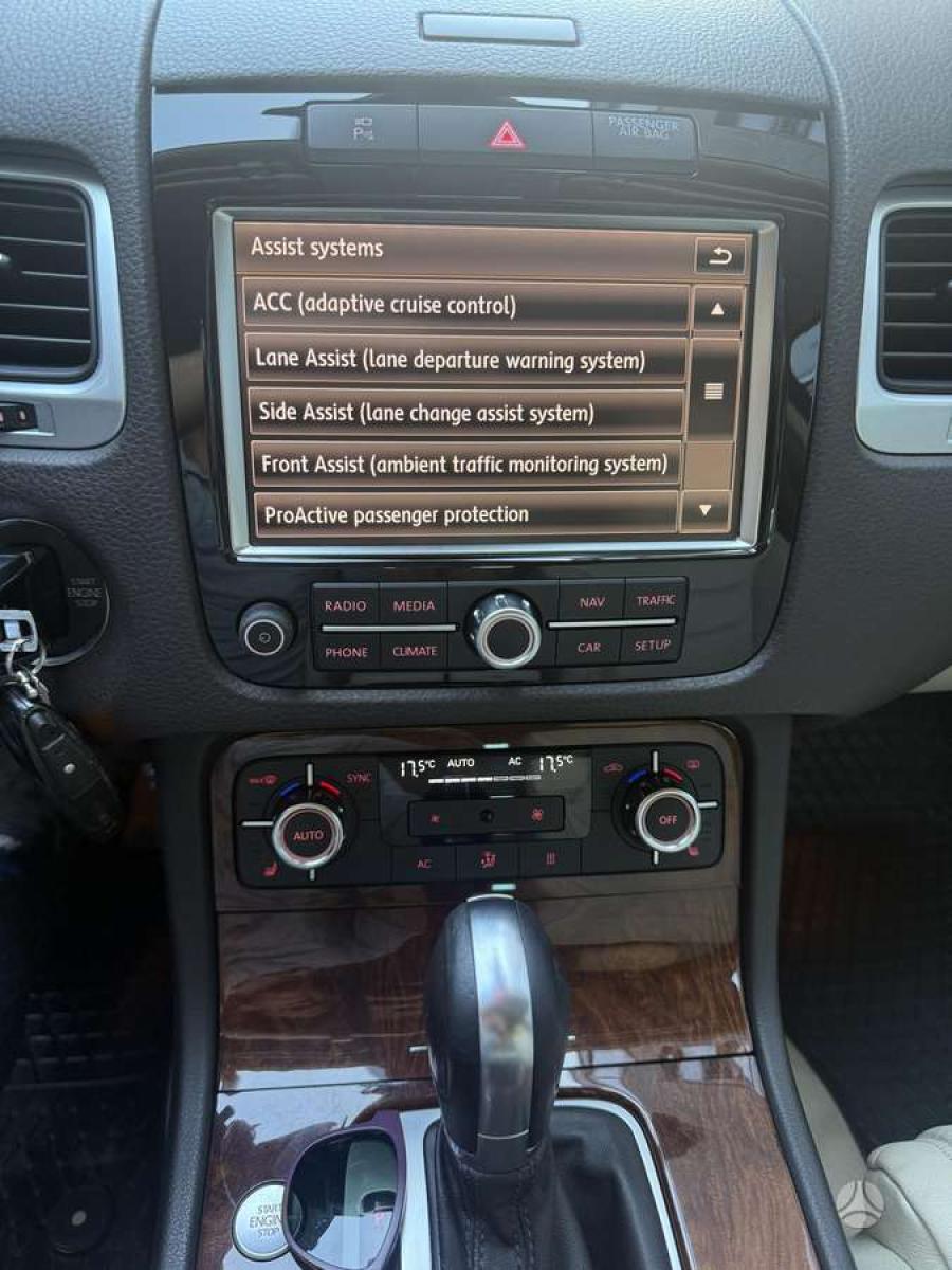 Melns Volkswagen Touareg 2012 Marijampole, ar dzinēja tilpumu 2.97 L un nobraukumu 278 tūkst. km par 13250 €, foto 30 vietnē AUTOMOTO.COM.LV