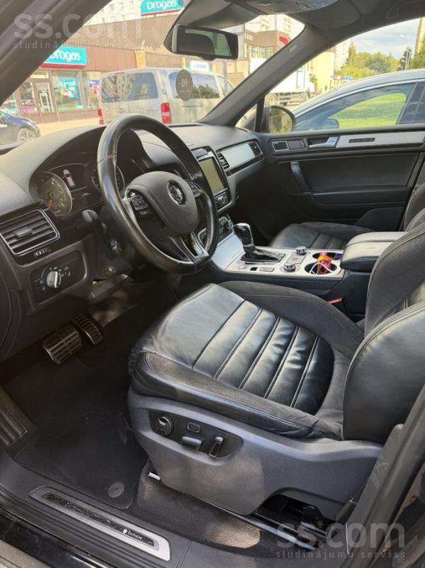 Melns Volkswagen Touareg 2012 Rīga, ar dzinēja tilpumu 3.00 L un nobraukumu 308 tūkst. km par 11850 €, foto 10 vietnē AUTOMOTO.COM.LV