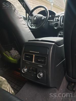 Black Volkswagen Touareg 2012 in Jekabpils, with an engine capacity of 3.00 L and mileage of 218 thousand km for 12000 €, photo 5 on AUTOMOTO.COM.LV